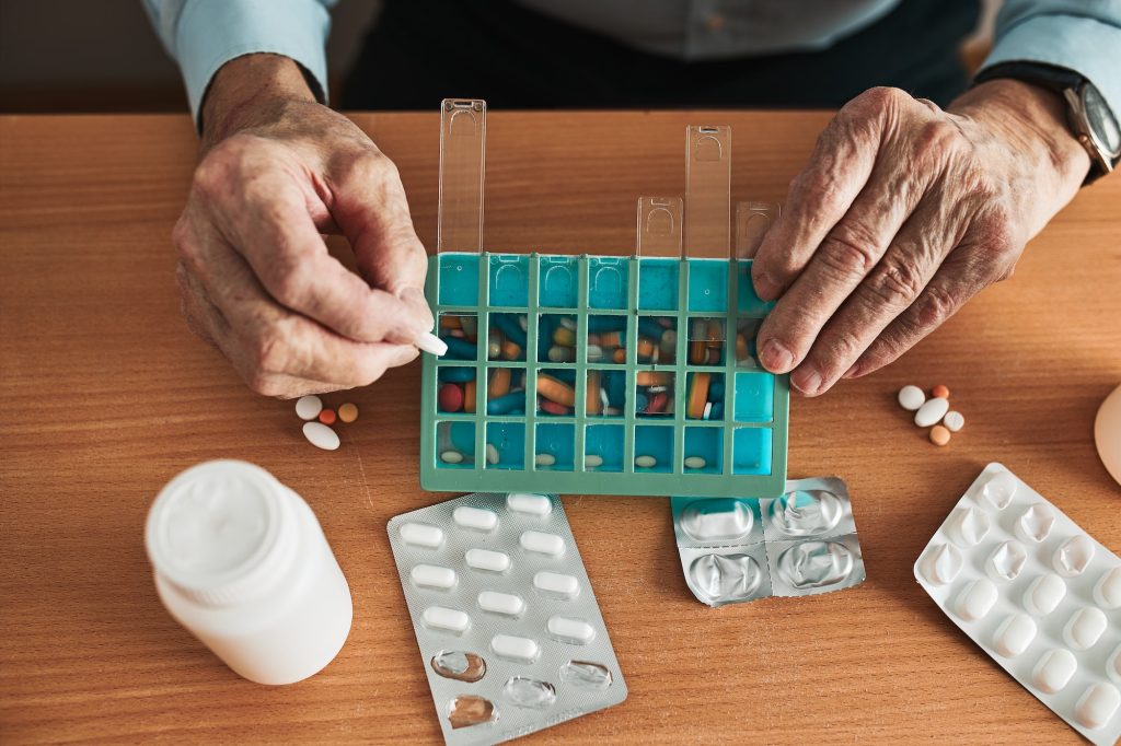 5 Ways to Help the Elderly Take Their Medication on Time | Mag for Seniors